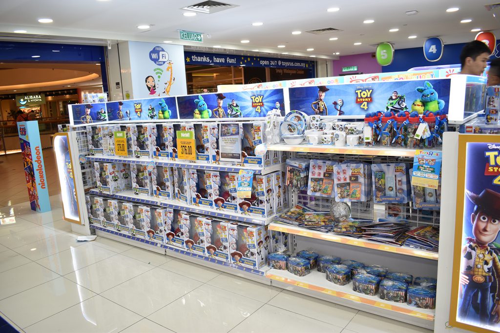 Toy Story 4: Buzz Lightyear, Woody, and the whole Toy Story 4 gang at ...